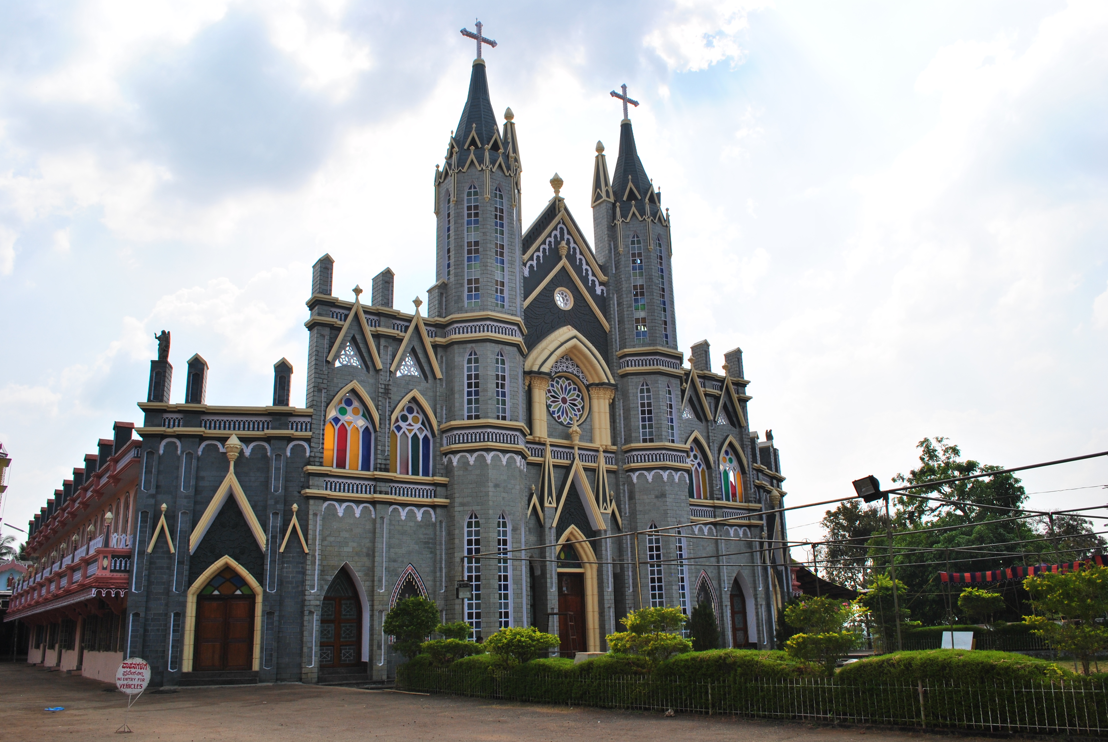 Catholics hold first Sunday mass in Colombo post-blasts - The Indian Wire