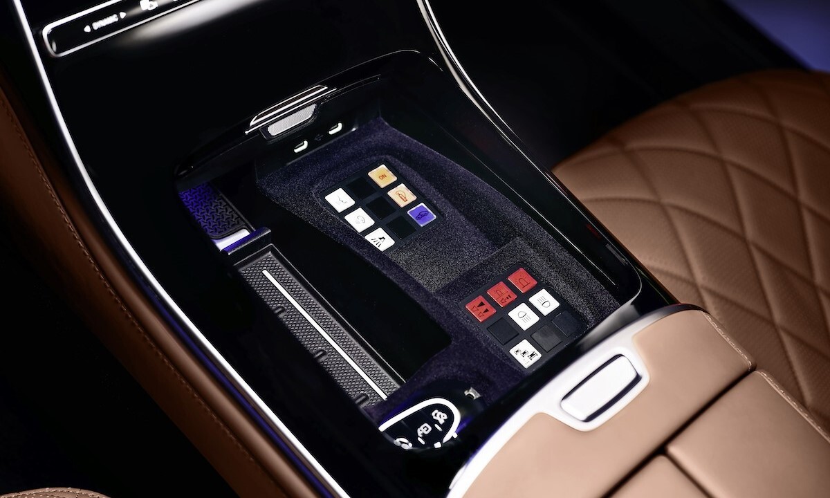 New Mercedes-Benz S680 Guard Breaks Cover, Typical Bulletproof S-Class ...